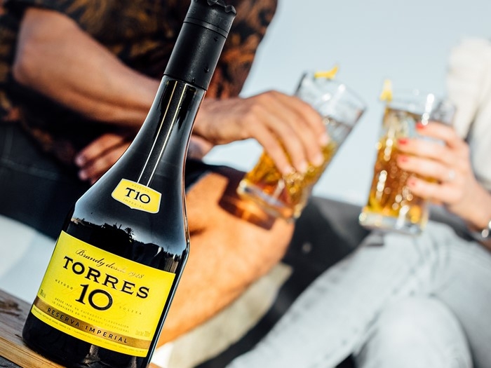 Torres Brandy actualiza la imagen de su icónico Torres 10