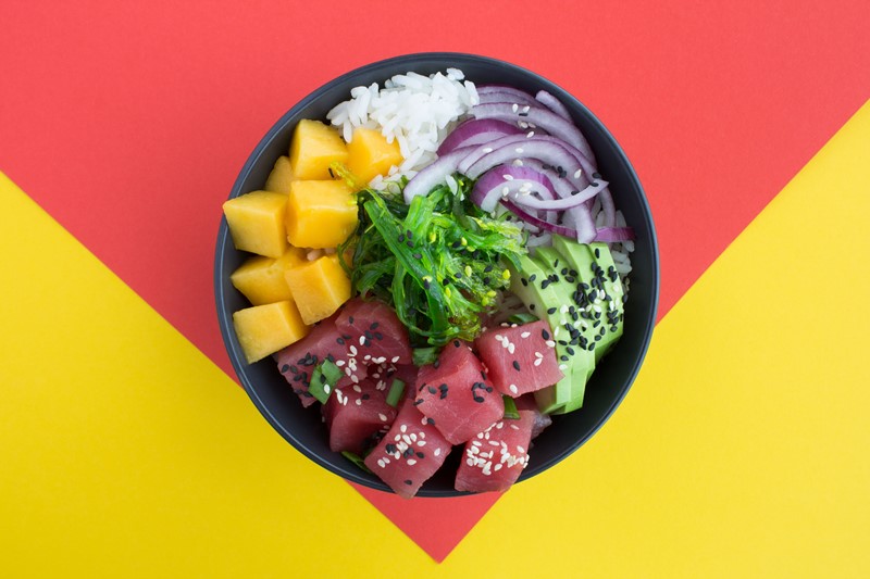 Descubre el poke, la comida saludable de moda (y con qué vino acompañarla)