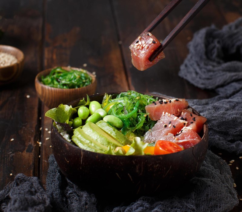 Descubre el poke, la comida saludable de moda (y con qué vino acompañarla)