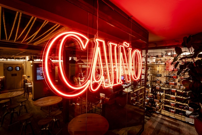 CAIÑO, el nuevo vinobar que ilumina la calle Ibiza (Madrid)