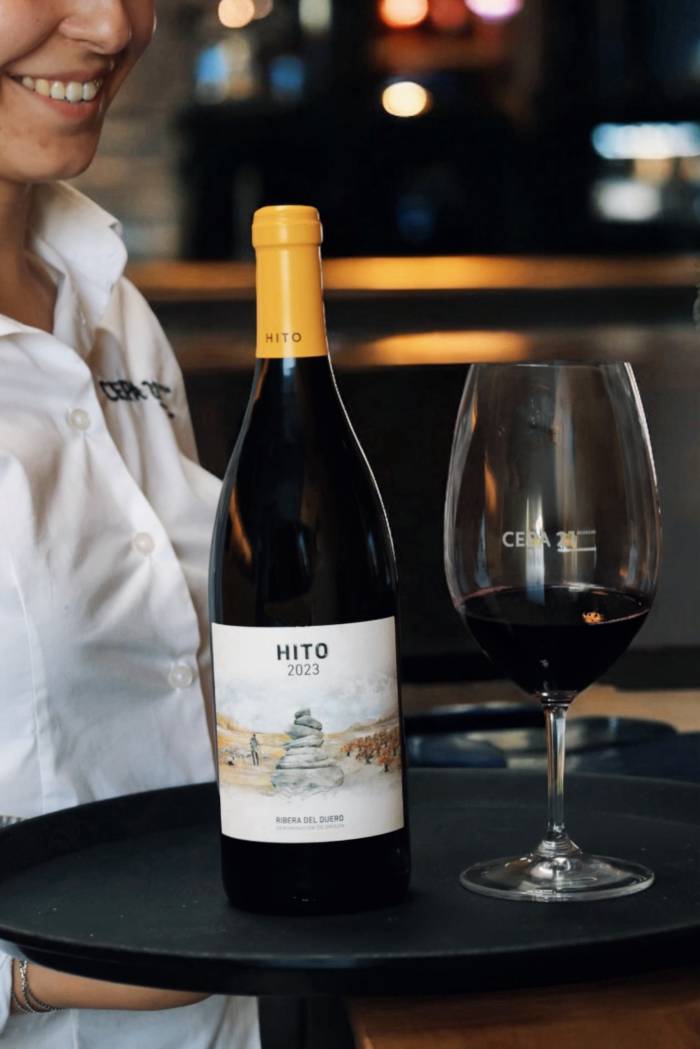 Hito 2023 de Bodegas Cepa 21 propone el vino tinto como opción para el verano