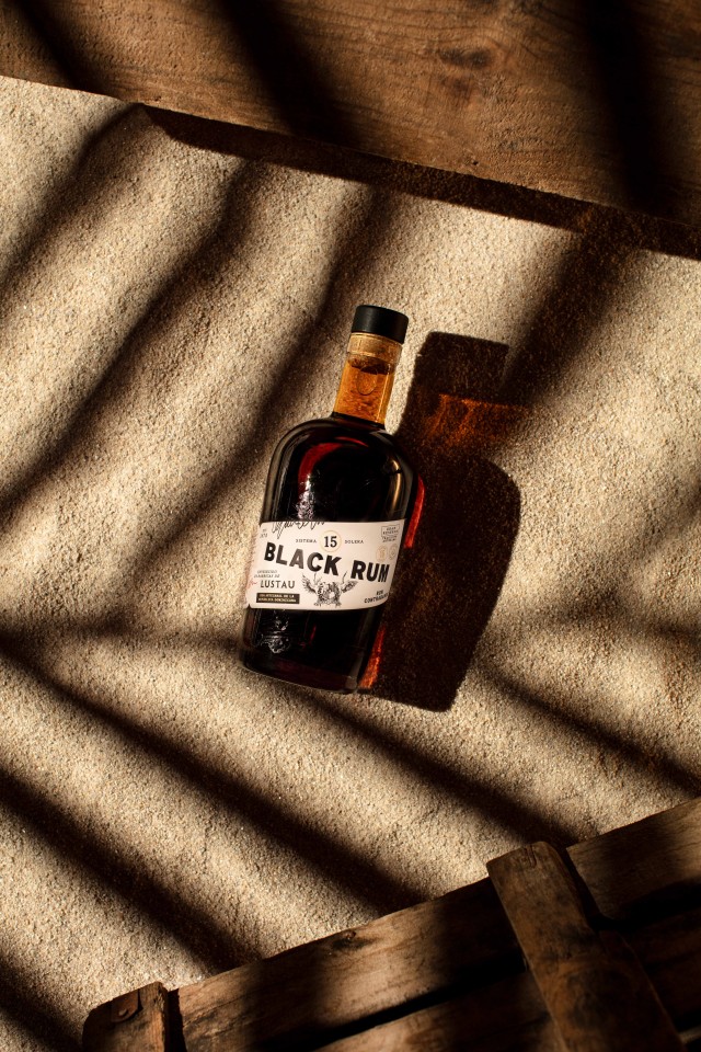 Grupo Luis Caballero lanza Contrabando Black Rum: el primer ron del ...