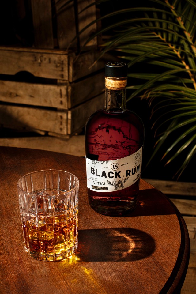 Grupo Luis Caballero lanza Contrabando Black Rum: el primer ron del ...